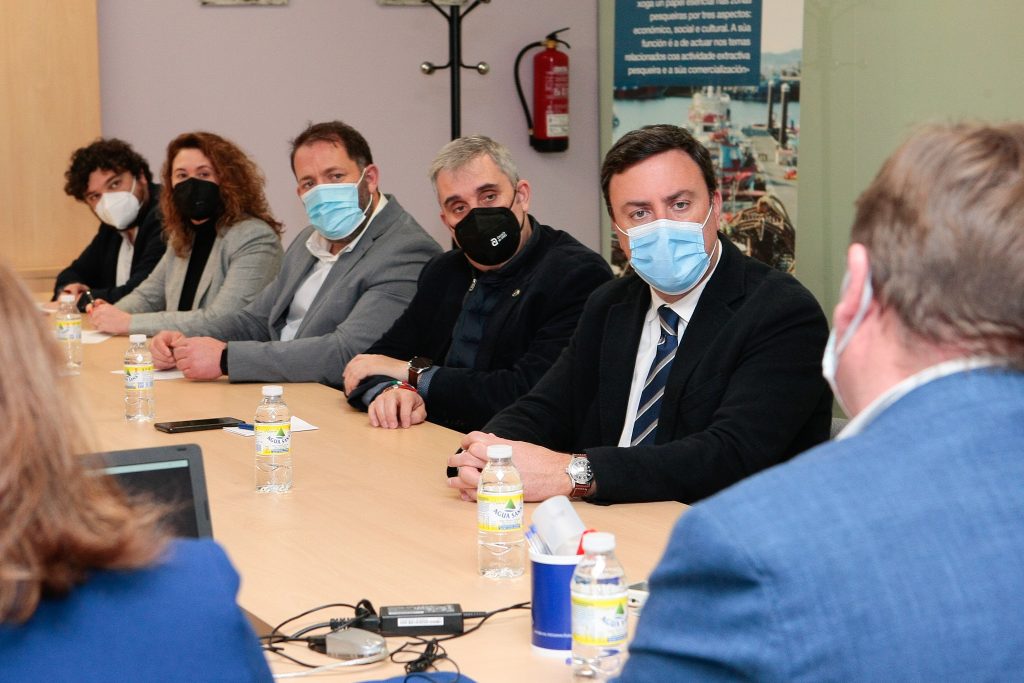 Valentín González Formoso saúda o diálogo iniciado entre bateeiros e ...